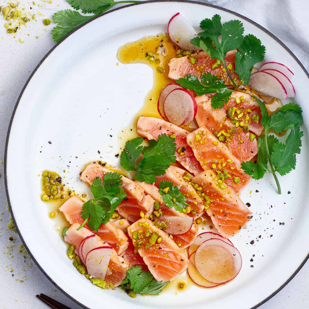 Salmon Tataki with Pistachio and Radish – いろいろジャポン|無断複写・転載を禁じます。